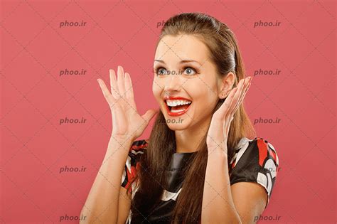 عکس زن جوان و زیبا و شگفت زده با مو های قهوه ای و چشم های طوسی در پس زمینه قرمز عکس با کیفیت و