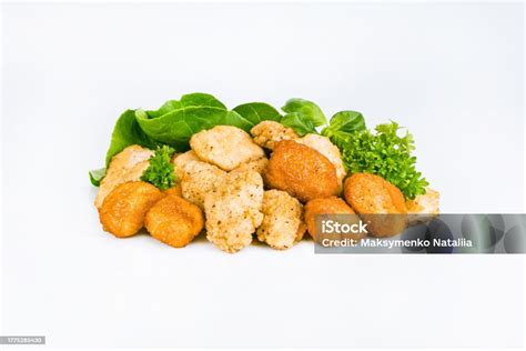 빵가루 입힌 치킨 내부 필렛은 흰색 배경에 녹색 양상추 잎 치킨 빵가루 입힌 생고기 Filletbreaded 치킨 너겟 집에서 빠른 수제 음식 치킨 빵가루 입힌 슈니첼 빠른