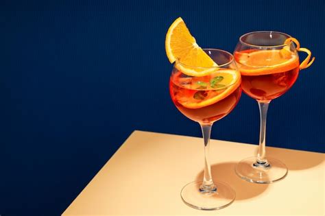 텍스트를 위한 여름 칵테일 Aperol Spritz 공간의 개념 프리미엄 사진