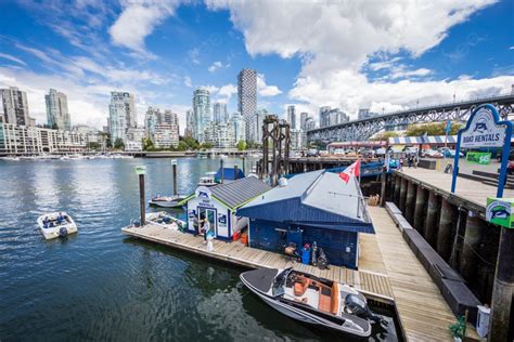 뒤쪽에 밴쿠버 스카이라인이 있는 그랜빌 섬의 페리 선착장 전망 사진 배경 및 무료 다운로드를위한 그림 Pngtree