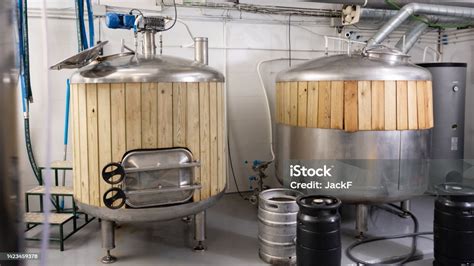 맥주 발효 및 술통을위한 탱크가있는 소규모 양조장 내부 0명에 대한 스톡 사진 및 기타 이미지 0명 가정의 방 강철 Istock