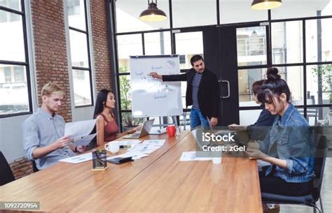 창의적인 프레 젠 테이 션 컨퍼런스 룸 팀워크 개념 협력자에 게 그의 동료에 게 주는 자신감 젊은 남자 재미 있는 아이디어를 공유 사무실에 대한 스톡 사진 및 기타 이미지