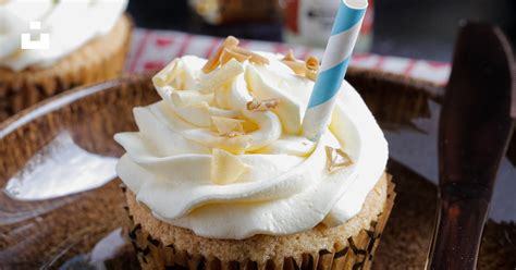 숟가락으로 접시에 설탕을 입힌 컵 케이크 사진 Unsplash의 무료 컵케이크 이미지