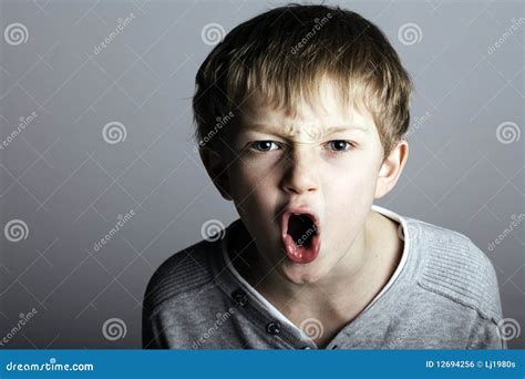 агрессивныйый мальчик немногая кричит Стоковое Фото изображение насчитывающей немного