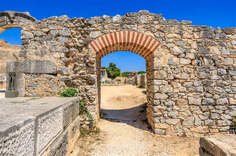 양쪽에 돌담이 있는 돌 아치형 통로 고대 도시 필리피 그리스의 유적 0명에 대한 스톡 사진 및 기타 이미지 0명 건설 산업 건축 Istock