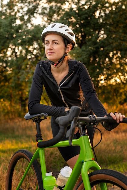 Close Up De Uma Mulher Ciclista Ao Ar Livre Foto Grátis