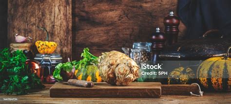 유기농 농장 채소가 있는 가을 음식 요리 배경 셀러리 뿌리 호박 허브 향신료가 주철 팬 향신료 공장 도마 칼이 있는 소박한 나무 주방 테이블 기치 가을에 대한 스톡 사진 및