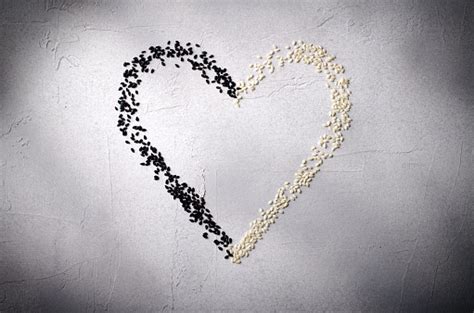 회색 바탕에 검은색과 흰색 참 깨로 만든 심장 사랑 발렌타인의 날 개념입니다 보기 상위 공간을 복사 합니다 0명에 대한 스톡 사진 및 기타 이미지 Istock