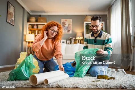 남자와 여자는 집에서 재활용하고 폐플라스틱 종이 유리를 분류합니다 25 29세에 대한 스톡 사진 및 기타 이미지 25 29세 2명 30 34세 Istock
