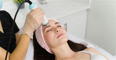 노화 방지 치료 스파에서 뷰티 Rf 시술을 받는 동안 눈을 감고 휴식을 취하는 아름다운 젊은 여성 사진 Unsplash의 뷰티 스파 이미지