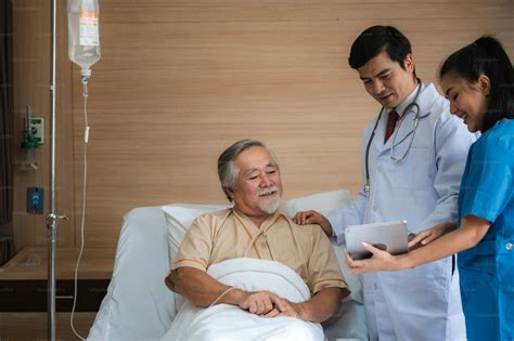 건강 보험 개념 전문 의사의 건강 검진 및 간호사의 지원을 위해 병원에 거주하는 노인 환자 노인을위한 의학 건강 관리 사진 Unsplash의 의사 방문 이미지