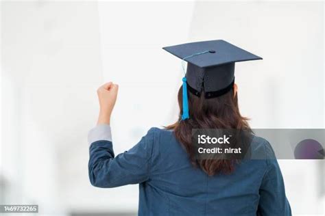 졸업 가운과 모자를 쓴 젊은 아시아 여자 대학 졸업생의 뒷모습 20 24세에 대한 스톡 사진 및 기타 이미지 20 24세 20 29세 광고 Istock