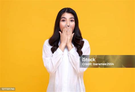 밝은 노란색 배경에 고립 된 손으로 입을 덮고 놀랍고 충격을 받은 아시아 여성 손으로 입 막기에 대한 스톡 사진 및 기타 이미지