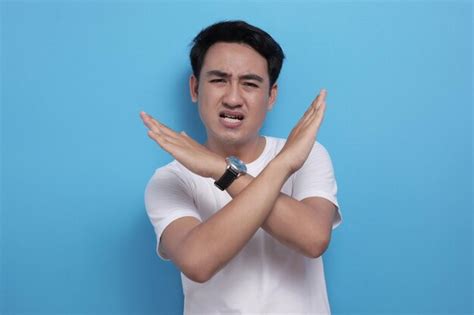 Hombre Asiático Enojado Muestra Brazos Cruzados Gesto Dando Advertencia