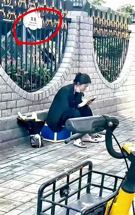 躲猫猫40（主号暂被封） On Twitter 本来她每天都在规定时间独坐在这——接孩子放学的班牌下，不出意外的话，孩子顺利长大，她静静