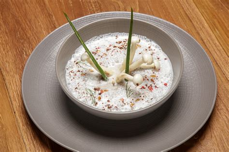 에노키 크림 수프를 세라믹 그릇에 넣고 닫습니다 절묘한 요리 창조적 인 레스토랑 식사 고급 식사 개념입니다 0명에 대한 스톡 사진 및 기타 이미지 Istock