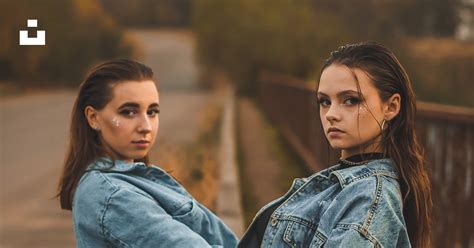 낮 동안 갈색 마른 나뭇잎에 앉아 있는 파란색 데님 재킷을 입은 여자 사진 Unsplash의 무료 회색 이미지