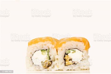 연어 물고기와 홍합 광고 포스터 개념 빈 복사 공간 여기 텍스트와 아시아 음식 사진 흰색 배경 초밥 롤 0명에 대한 스톡 사진 및 기타 이미지 Istock