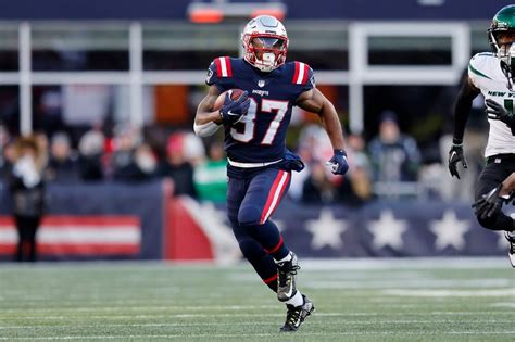 Damien Harris Injury Patriots Rbs Status Uncertain With Thigh Ailment