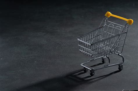 쇼핑 중독 구매자 쇼핑 개념입니다 클로즈업 어두운 배경에 고립 된 트롤리와 쇼핑 바구니가 양분 고객에 대한 스톡 사진 및 기타