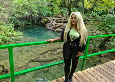 ПРЕЛЪСТЕНА И ИЗОСТАВЕНА Измамник разплака поп фолк певица имал жена и любовница