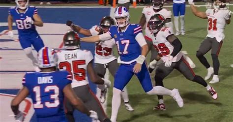 Bills Josh Allen Coolly Stared Down Buccaneers Defender While Scoring A Touchdown Sports