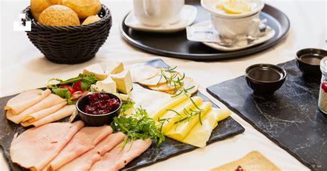 흰색 세라믹 접시에 녹색 야채와 얇게 썬 고기 사진 Unsplash의 무료 음식 이미지