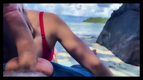 Un Couple Baise Sur La Plage Avant Qu Un Autre Arrive