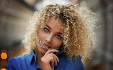 Кудрявая блондинка 70 фото