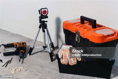 플라스틱 상자 키트 드릴 장갑 및 레이저 레벨과 다양 한 도구 세트 복사 공간을 포함 한 건설 및 리노베이션 컨셉 0명에 대한 스톡 사진 및 기타 이미지 Istock