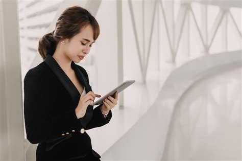 Premium Photo Asian Business Woman Is Serious And Holding On Her Cell