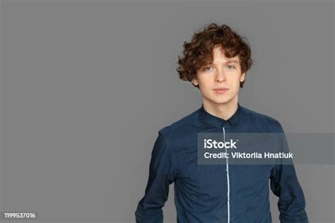 텍스트 또는 제품에 대한 공간을 복사합니다 십대 소년 서 고립 에 회색 찾고 카메라 Pensive 청년 성인에 대한 스톡 사진 및 기타 이미지 Istock