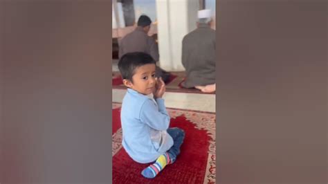 احمد اور فاطمہ فیصل مسجد میں دعا کرتے ہوئے Youtube