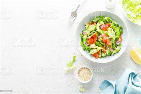 소금에 절인 생선 양상추 붉은 양파 오이를 곁들인 연어 아보카도 샐러드 샐러드에 대한 스톡 사진 및 기타 이미지 샐러드 0명 건강한 식생활 Istock