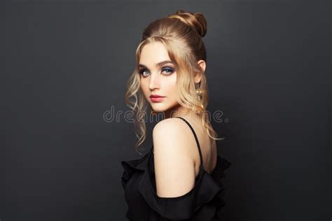Loira Perfeita Em Fundo Negro Foto De Stock Imagem De Cuidado F Mea