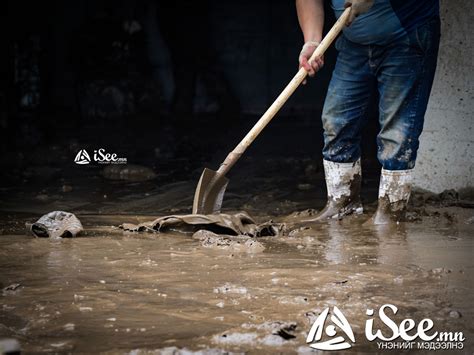 Нүхэн жорлонд унасан бага насны хүүхдийг эсэн мэнд гаргажээ Isee Mn