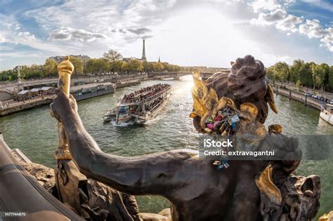 프랑스 파리의 센 강과 에펠탑에 있는 관광 보트에 대한 조각품이 있는 퐁 알렉상드르 3세 파리 일 드 프랑스에 대한 스톡 사진 및 기타 이미지 Istock