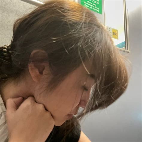 不懂就問脆 稍早女兒被異物碰到眼睛導致眼睛右下角有血絲剛剛帶她去看眼科這間沒去過常去的那間今天休診 醫生她常喝牛奶或優酪乳益生菌