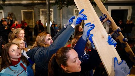 Las Falleras De Dr Peset Guillem Ferrer Plantan A Tombe Su Falla