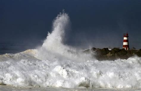 50米海啸来袭到底是跑向陆地安全还是迎面冲到水里更安全 海啸 地震 海洋 新浪新闻