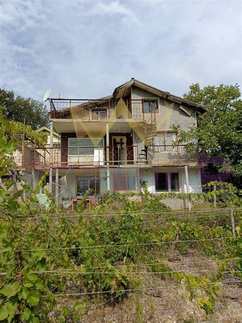 местност Манастирски рид Къща м т Манастирски рид Триетажна къща 80 кв м РЗП 600 кв м двор