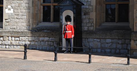 낮 동안 갈색 콘크리트 건물 근처에 서 있는 빨간색과 검은색 코트를 입은 남자 사진 Unsplash의 무료 사람의 이미지