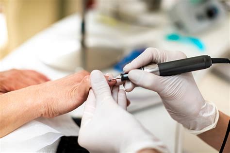 손톱을 정돈 하 고 매니큐어 절차 중 큐티 클을 제거 하는 데 사용 되는 회전식 네일 파일 2명에 대한 스톡 사진 및 기타 이미지 2명 건강관리와 의술 금발 머리