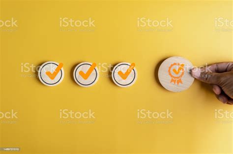 체크리스트 품질 보증 또는 Qa 및 품질 관리 또는 Qc 및 개선을 통한 품질 관리 표준화 인증 규정 서비스 및 표준 준수 가상현실에 대한 스톡 사진 및 기타 이미지