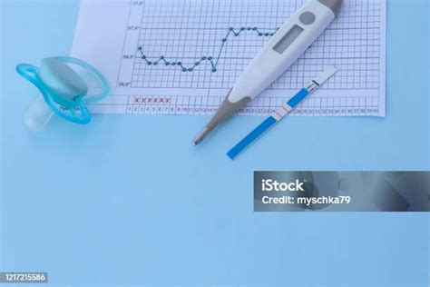 임신 계획 기초 체온의 측정 온도계 젖꼭지 온도 그래프 및 파란색 배경에 대한 긍정적 인 임신 테스트 복사 공간 0명에 대한 스톡 사진 및 기타 이미지 Istock