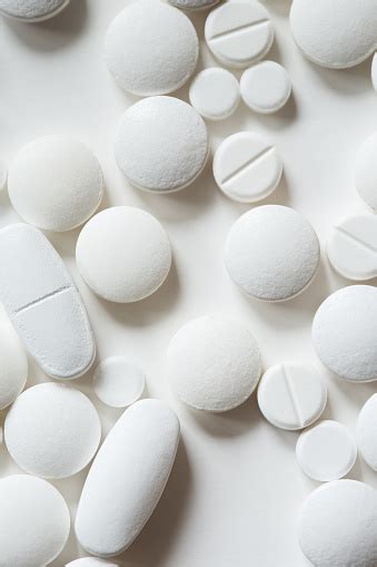 흰색 배경에 다양한 모양의 정제는 상단 보기를 닫습니다 의학 및 치료의 미니멀리즘 개념 개념에 대한 스톡 사진 및 기타 이미지 개념 개체 그룹 건강관리와 의술