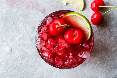 데 킬 라 석 회 소금 체리 마가리타 칵테일 체리 주스와 얼음 0명에 대한 스톡 사진 및 기타 이미지 0명 과일 냉동된