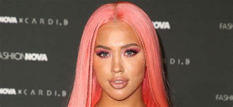 Tammy Hembrow Stuns In Cheeky Poolside Swimsuit Video