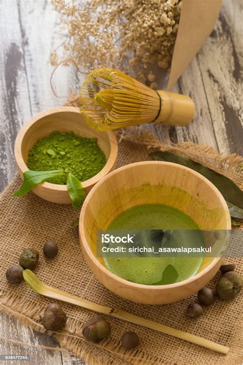 말 가루 그릇 나무로 되는 숟가락과 털 녹차 잎 유기농 녹차 말 식 세트 고급 요리에 대한 스톡 사진 및 기타 이미지 고급 요리 고기 레스토랑 Istock