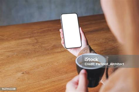 커피를 마시는 동안 빈 데스크톱 화면으로 휴대 전화를 들고 손의 모형 이미지 35 39세에 대한 스톡 사진 및 기타 이미지 35 39세 가득 찬 공란 Istock